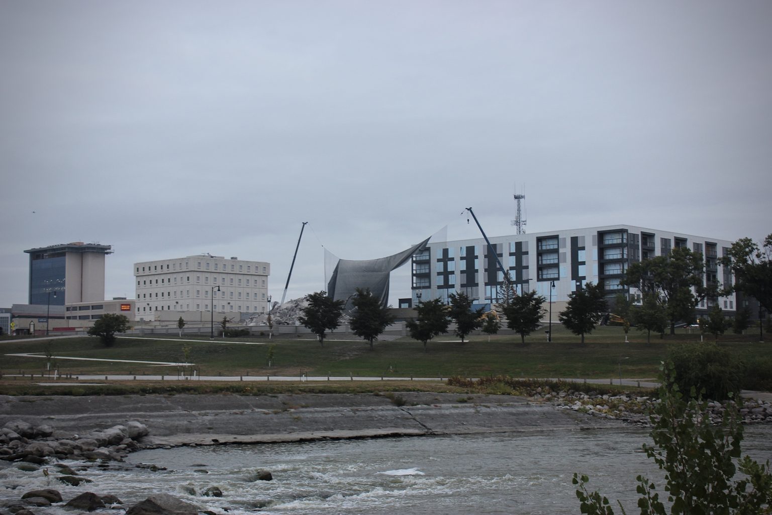 Fargo citizens witness the Lashkowitz High Rise demolition – The Concordian