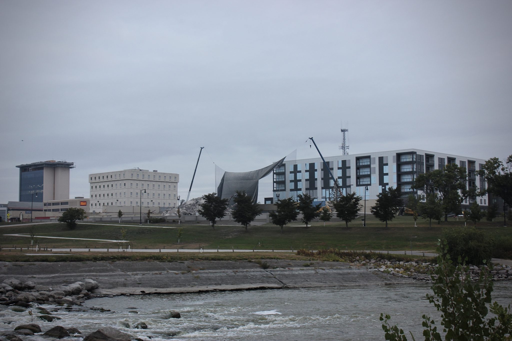 Fargo citizens witness the Lashkowitz High Rise demolition – The Concordian